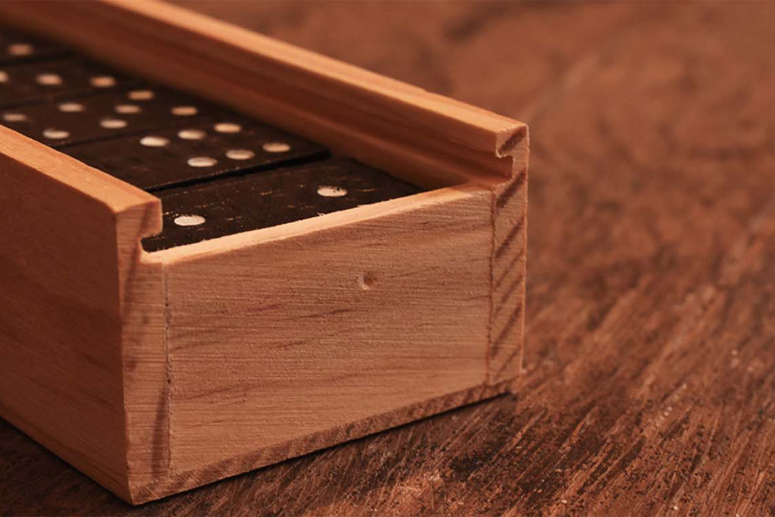 Domino - gra, historia, zasady, które omawia Fabryka Puzzli