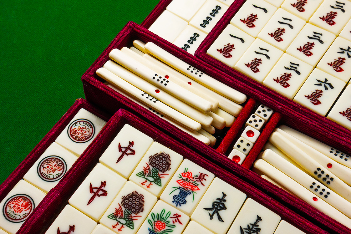Domino - gra, historia, zasady, które omawia Fabryka Puzzli